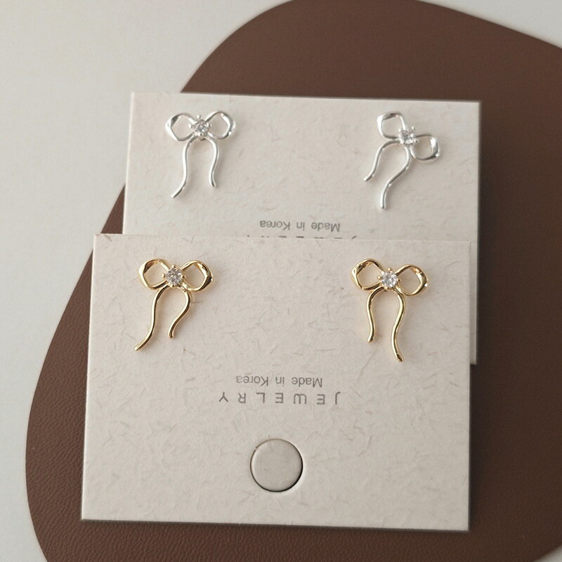 韓国ファッションのトレンドを取り入れたリボンデザインの金属風ピアスです。シルバーとゴールドの2色展開で、どんなスタイルにも合わせやすく、日常使いから特別な日まで幅広く活躍します。シンプルながらも存在感のあるデザインで、あなたの耳元を華やかに...