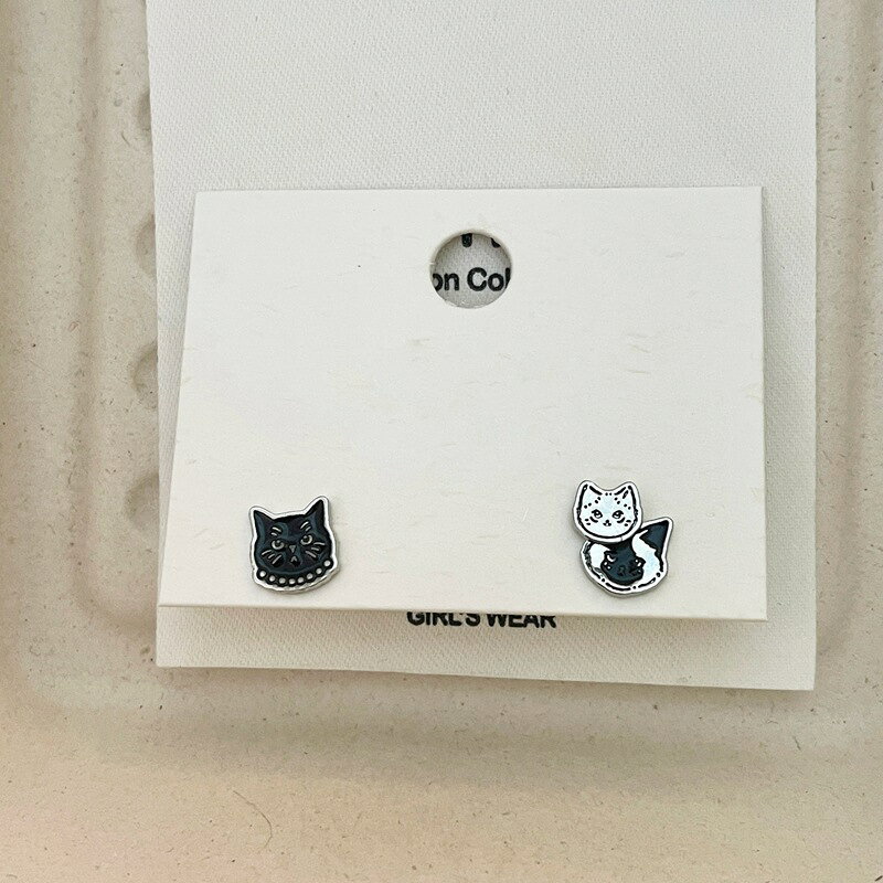 このネコデザインの金属風ピアスは、韓国ファッションのトレンドを取り入れた可愛らしいアイテムです。シンプルながらも個性的なデザインで、どんなコーディネートにもぴったり。おしゃれな女性におすすめのアクセサリーです。