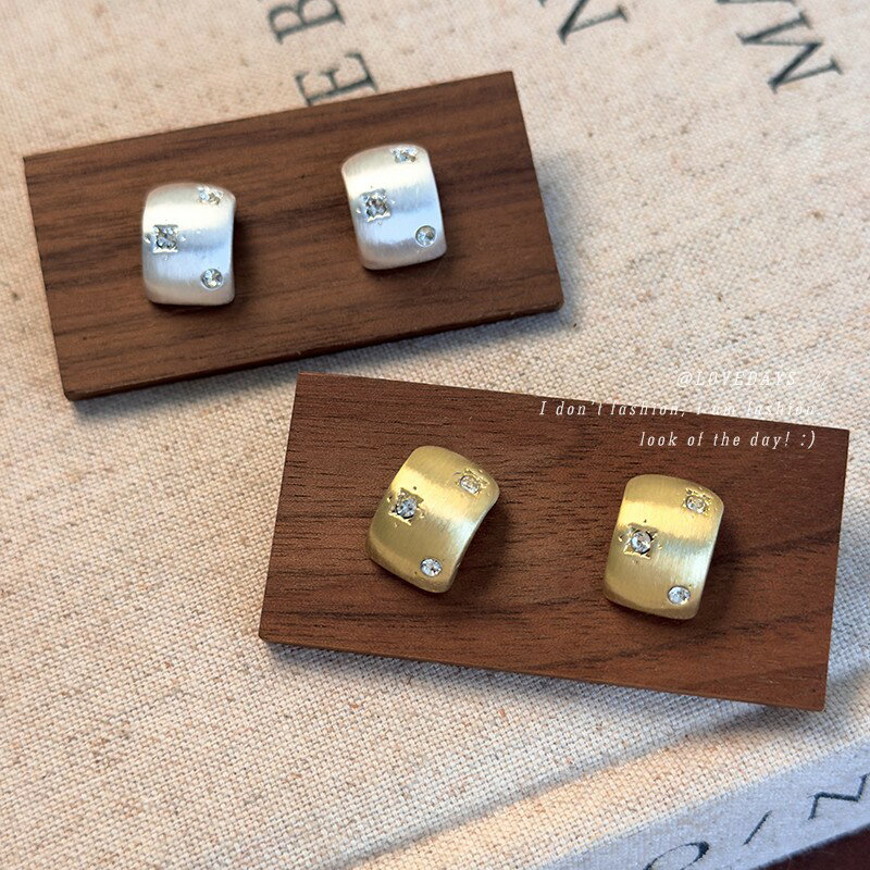 秋冬にぴったりの韓国ファッションスタイルのピアスです。シルバーとゴールドの2色展開で、どんなコーディネートにも合わせやすいデザイン。華やかなストーンがアクセントになり、普段使いから特別な日まで幅広く活躍します。