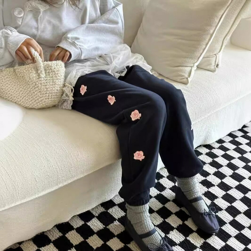 おしゃれで快適なスウェットパンツ。韓国ファッションのデザインが魅力的で、バラの刺繍がアクセントになっています。カジュアルなスタイルにぴったりのアイテムです。