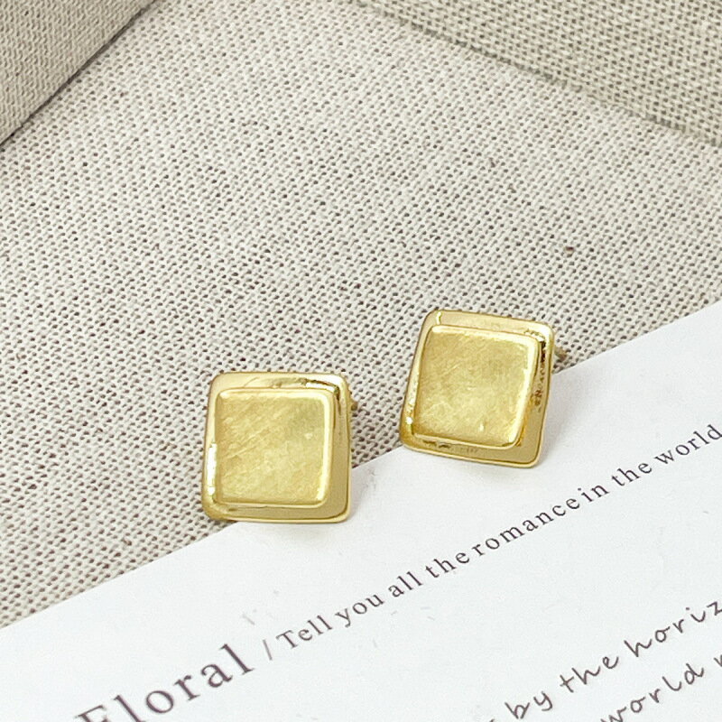 シンプルでありながら存在感のあるデザインのピアスです。韓国ファッションを取り入れたスタイルで、どんなコーディネートにも合わせやすいアイテム。金属風の質感が魅力的で、普段使いから特別な日まで幅広く活躍します。