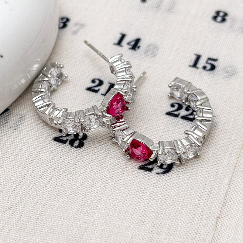 このピアスは、韓国ファッションを取り入れたデザインで、金属風のハートが特徴です。シンプルながらも存在感があり、どんなスタイルにもマッチします。特別な日や普段使いにぴったりのアイテムです。