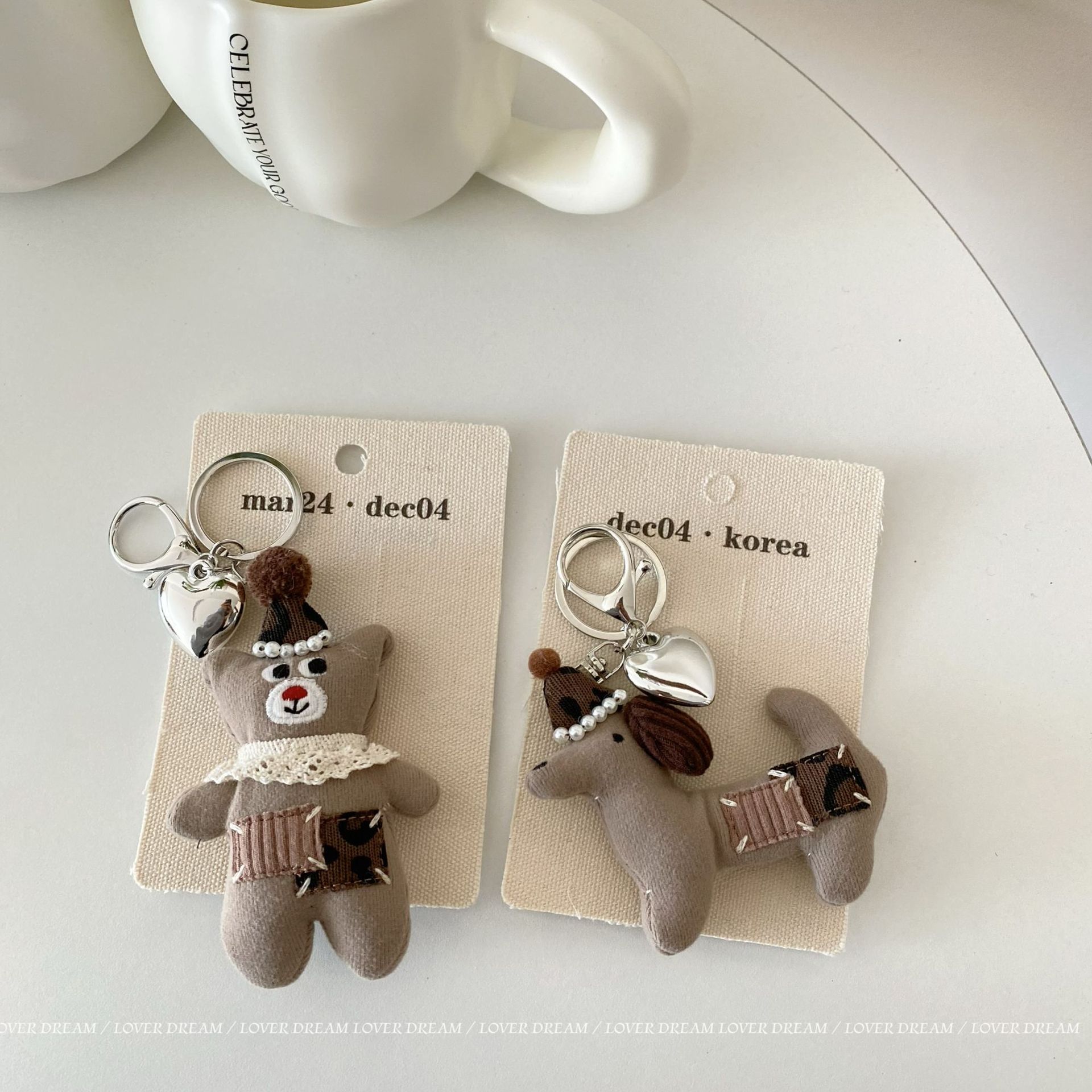 かわいいクマのデザインが特徴のバッグチャームです。韓国ファッションにぴったりのアクセサリーで、あなたのバッグを一層魅力的に演出します。おしゃれで実用的なアイテムをぜひ手に入れてください。