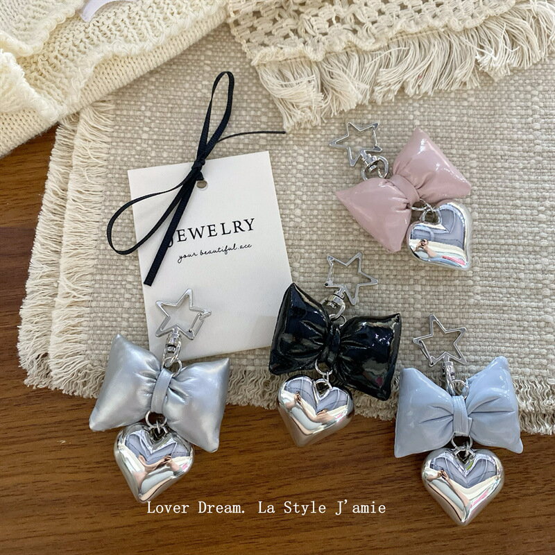 かわいいリボンデザインのバッグチャームです。韓国ファッションを取り入れたスタイリッシュなアクセサリーで、あなたのバッグを一層引き立てます。シルバー、ブルー、ピンク、ブラックの4色からお選びいただけます。どの色も魅力的で、日常使いにぴったりです。