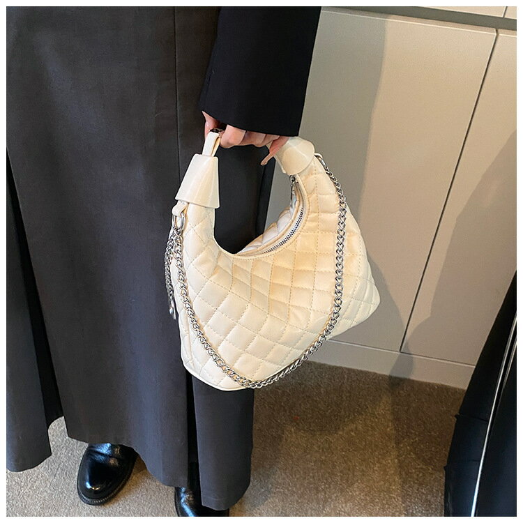 このショルダーバッグは、キルティングデザインが特徴のスタイリッシュなアイテムです。韓国ファッションのトレンドを取り入れた通勤にもぴったりなデザインで、どんなコーディネートにも合わせやすいです。豊富なカラーバリエーションからお好きな色を選んで...