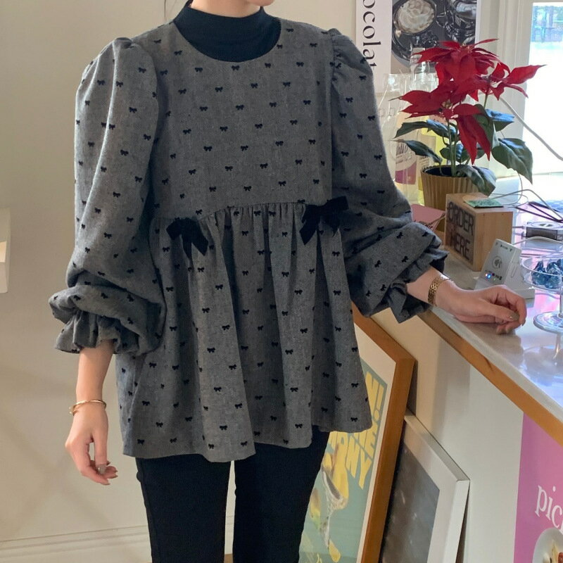 このリボンデザインのシャツブラウスは、韓国ファッションのトレンドを取り入れたスタイリッシュなアイテムです。ふんわりとした袖と可愛らしいリボンが特徴で、カジュアルにもフォーマルにも合わせやすいデザインです。カーキとグレーの2色展開で、どちらも...