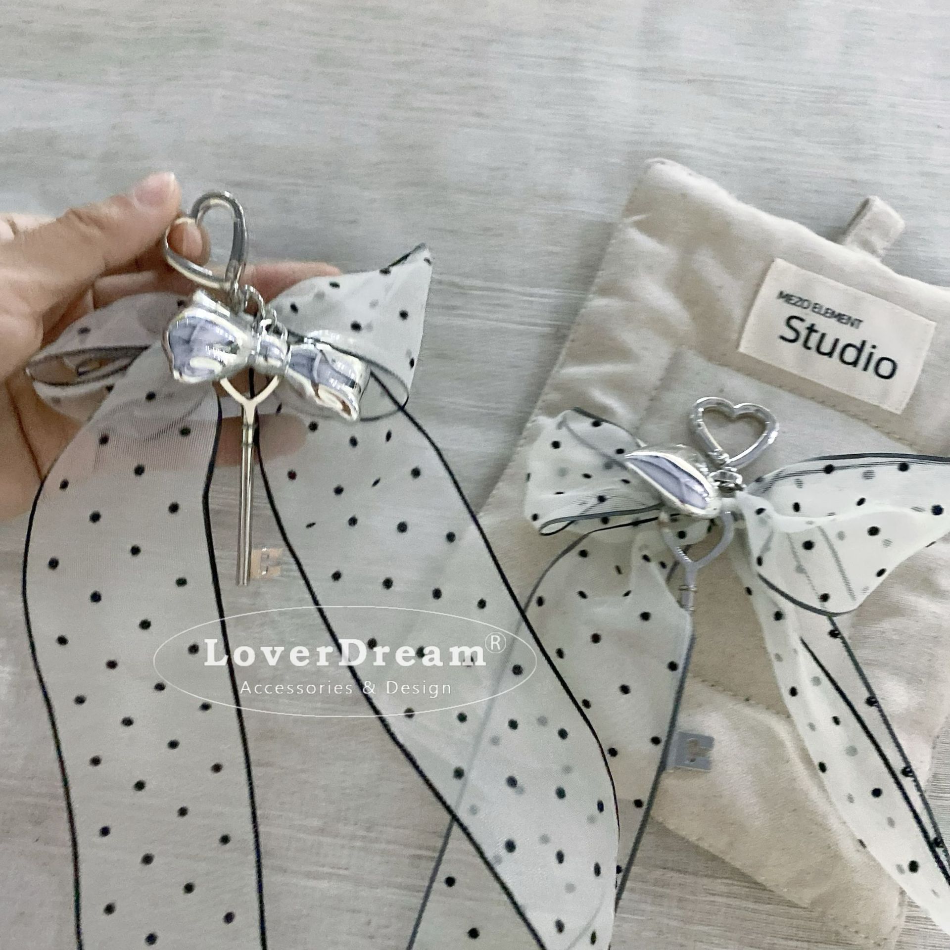 このバッグチャームは、韓国ファッションのトレンドを取り入れたリボンデザインが特徴です。おしゃれなアクセサリーとして、バッグやキーホルダーにぴったり。個性的なスタイルを演出し、あなたのファッションを引き立てます。