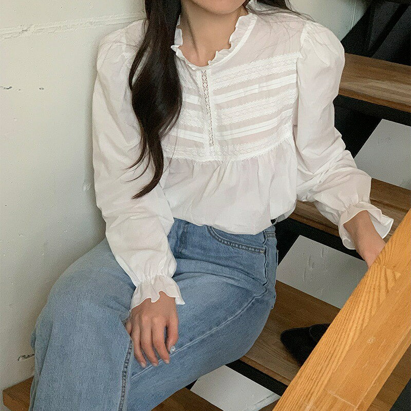 このシャツは、韓国ファッションのトレンドを取り入れたデザインで、女性らしさを引き立てます。柔らかなホワイトカラーが、どんなスタイルにも合わせやすく、デイリーユースにぴったりです。フリルのディテールが可愛らしさをプラスし、カジュアルにもフォー...