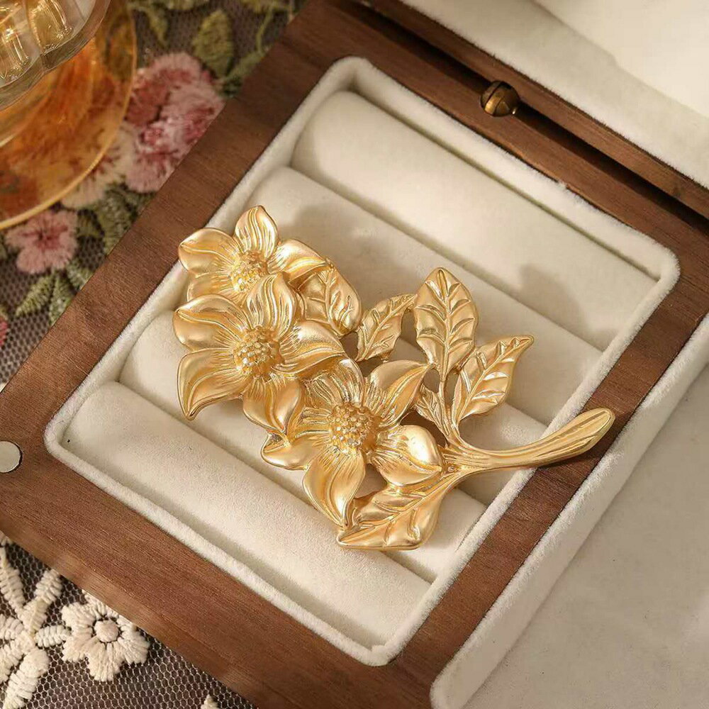このビンテージデザインのブローチは、華やかな花のモチーフが特徴です。ファッションのアクセントとして、どんなスタイルにもぴったり。特別な日や普段使いにも最適なアイテムです。
