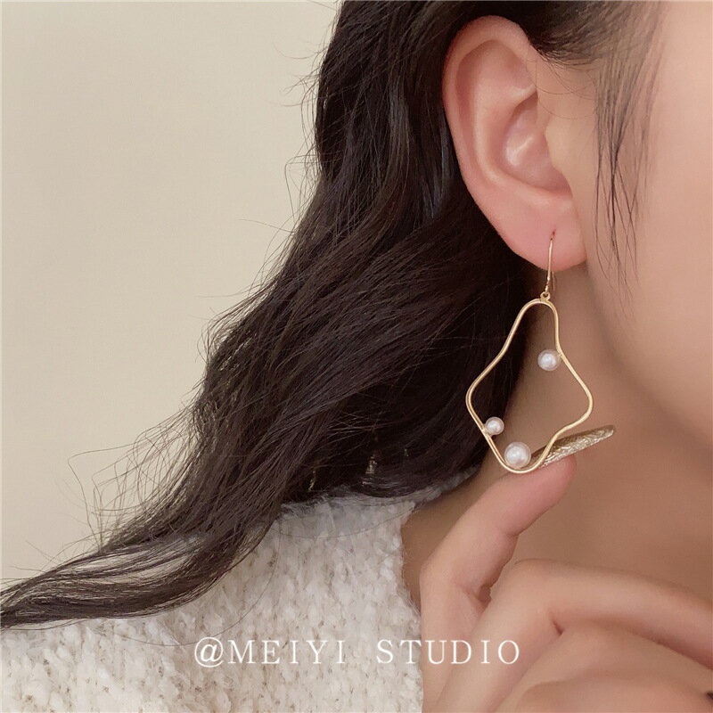 この金属風パールピアスは、韓国ファッションのトレンドを取り入れたスタイリッシュなアイテムです。シンプルながらも存在感のあるデザインで、どんなコーディネートにもマッチします。特別な日や普段使いにもぴったりのアクセサリーです。