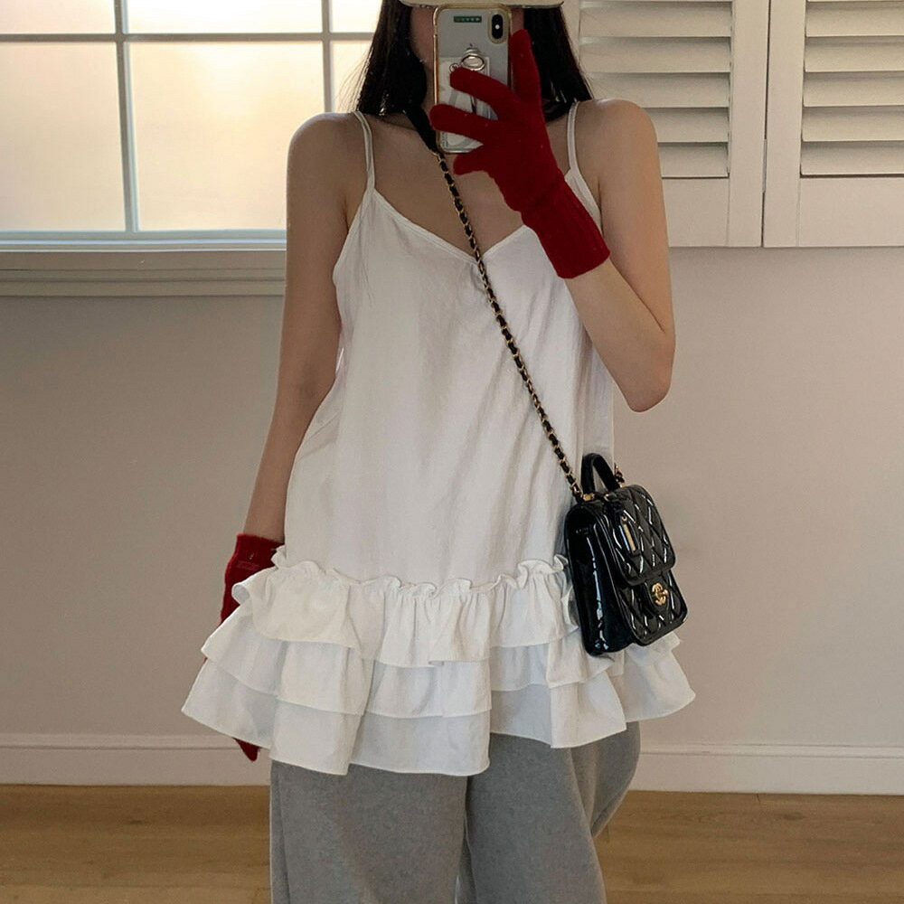 このフリルキャミソールは、韓国ファッションのトレンドを取り入れたアイテムです。軽やかな素材感とフリルデザインが特徴で、カジュアルなスタイルにもぴったり。ブラック、ホワイト、グレーの3色展開で、どんなコーディネートにも合わせやすい一着です。夏...