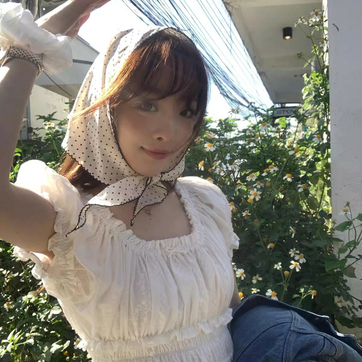 春夏にぴったりの多機能スカーフ。韓国ファッションを取り入れたドット柄が特徴で、さまざまなスタイルに合わせやすいアイテムです。ブラックとホワイトの2色展開で、どちらもおしゃれに決まります。普段使いから特別な日まで、幅広く活躍すること間違いなしです。