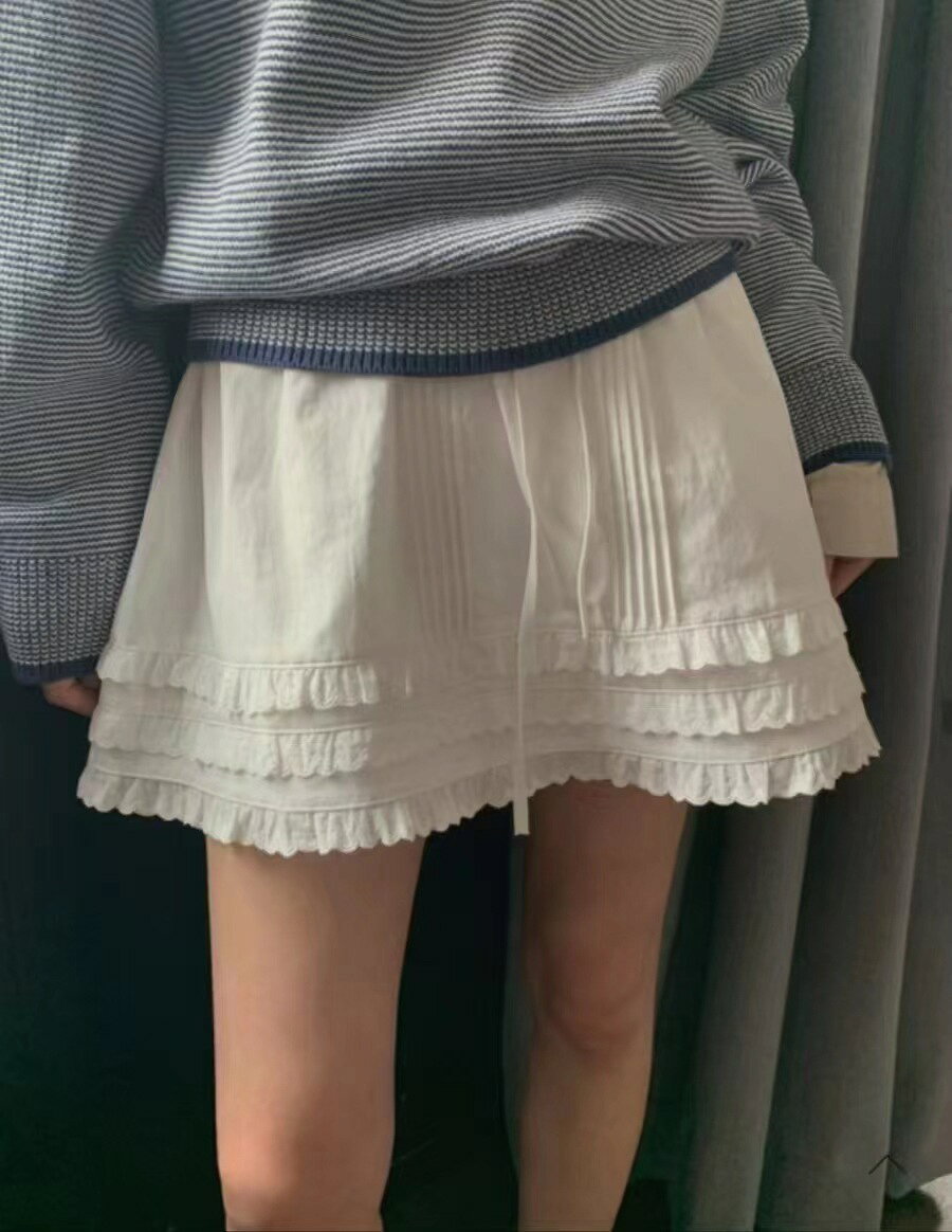 トレンドを押さえたミニスカート。レースデザインが可愛らしさを引き立て、韓国ファッションのエッセンスを取り入れた一着です。ブラックとホワイトの2色展開で、どんなコーディネートにも合わせやすいアイテムです。おしゃれでありながら、快適な着心地を実...