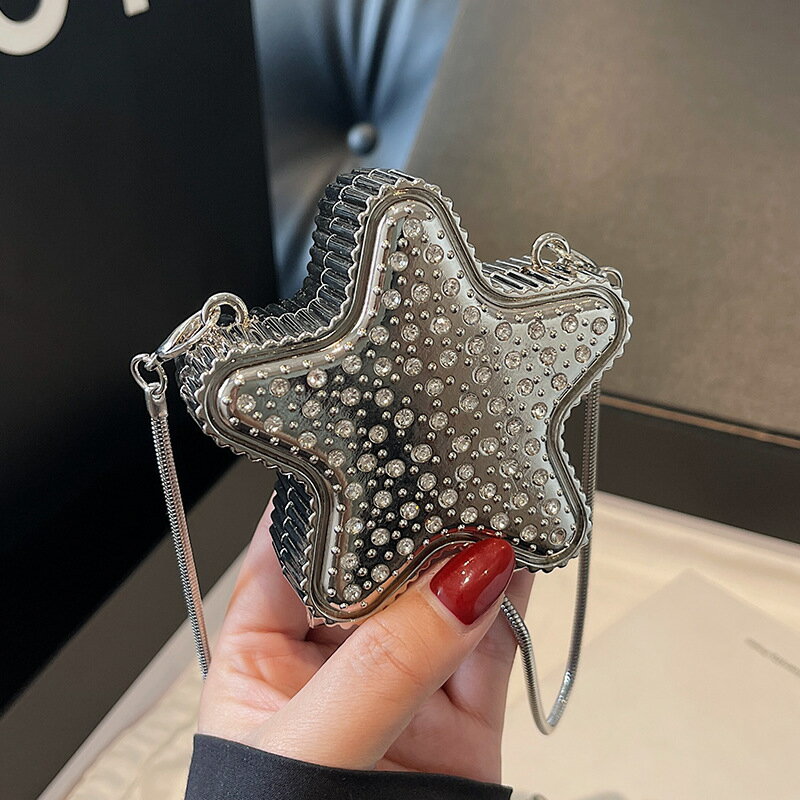 可愛い星型のショルダーバッグです。韓国ファッションを取り入れたデザインで、シルバーとゴールドの2色展開。おしゃれなアクセントとして、どんなコーディネートにもぴったりです。普段使いから特別な日まで、幅広く活躍するアイテムです。