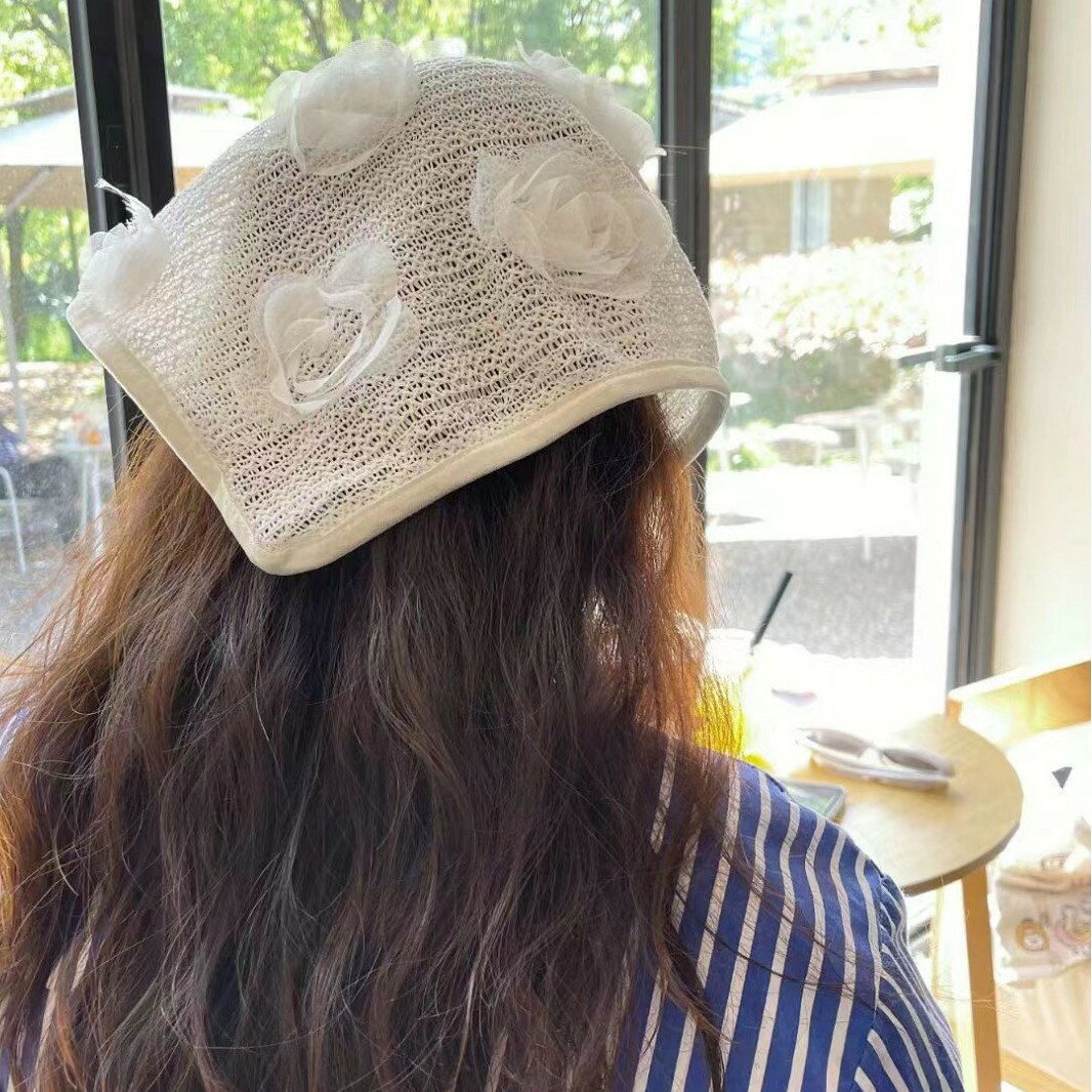 春夏にぴったりの韓国ファッションスカーフ。花のデザインが特徴で、どんなコーディネートにも合わせやすいアイテムです。ブラック、ホワイト、ベージュの3色展開で、シーンに応じて使い分けられます。おしゃれなアクセントとして、ぜひお試しください。