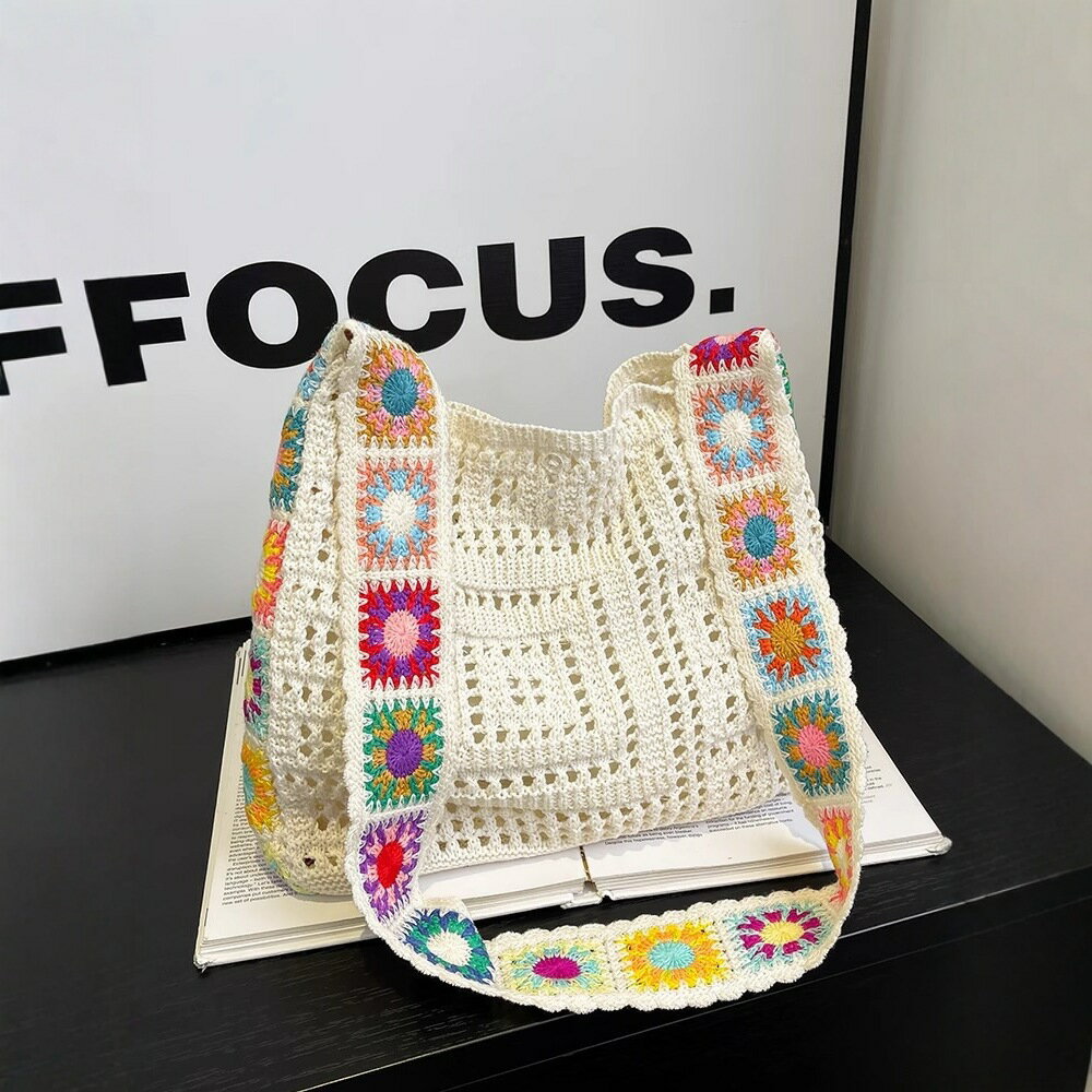 このトートバッグは、韓国ファッションのデザインを取り入れた大容量のアイテムです。シンプルでありながら、スタイリッシュな印象を与えるブラックとホワイトの2色展開。普段使いからお出かけまで、幅広いシーンで活躍します。おしゃれなデザインで、あなた...