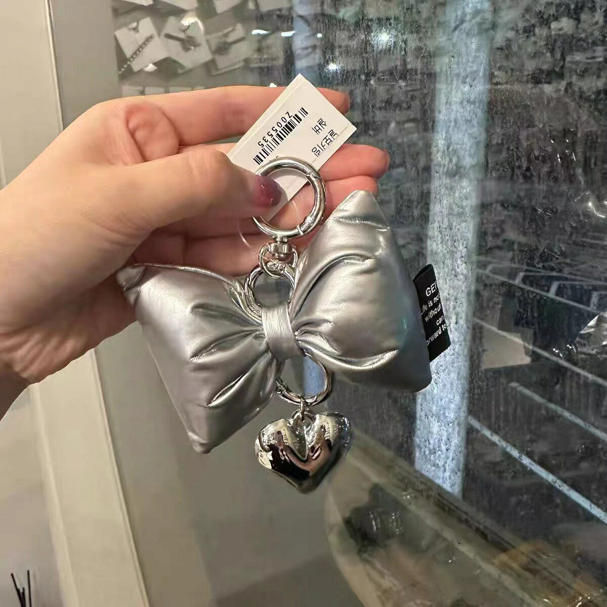 このバッグチャームは、リボンデザインとハートのキーホルダーが特徴です。韓国ファッションのトレンドを取り入れたスタイリッシュなアイテムで、あなたのバッグを一層引き立てます。シルバー、ブラック、パープルの3色からお選びいただけます。どんなスタイ...