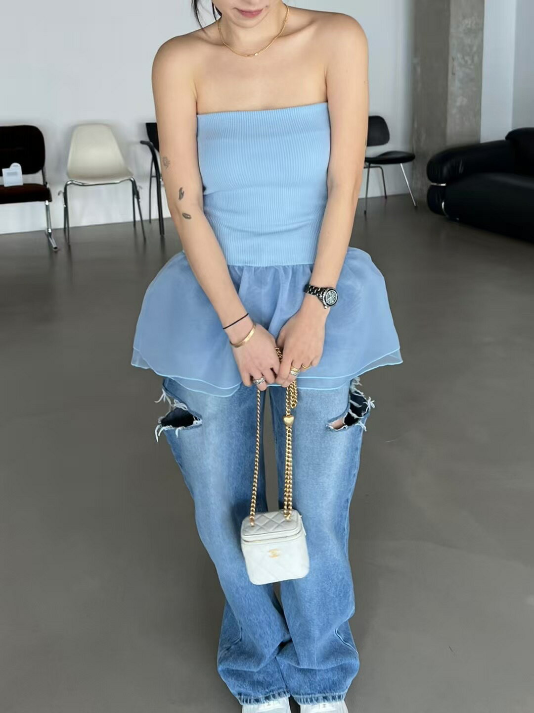 トレンド感満載のビスチェキャスケット。韓国ファッションを取り入れたデザインで、シンプルながらもスタイリッシュな印象を与えます。ブラック、ホワイト、ライトブルーの3色展開で、どんなコーディネートにも合わせやすいアイテムです。デイリーユースから...