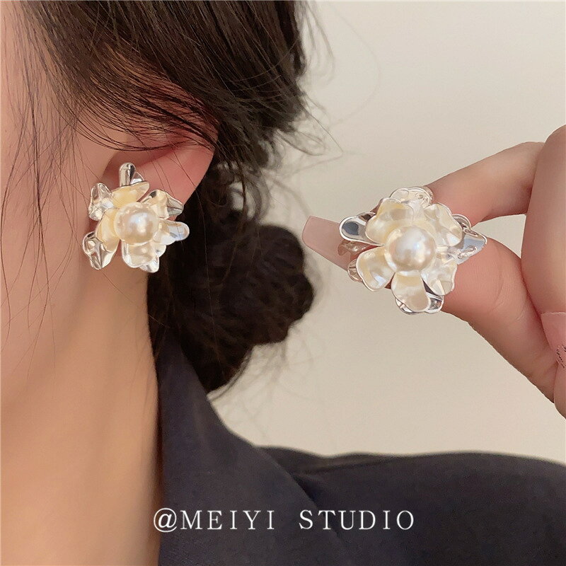 華やかな花のデザインが特徴のレディースピアスです。韓国ファッションを取り入れたスタイルで、どんなコーディネートにもぴったり。特別な日や普段使いにもおすすめです。