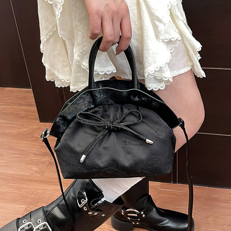 可愛いリボンデザインのショルダーバッグ。韓国ファッションを取り入れたスタイリッシュなアイテムです。普段使いにもぴったりで、どんなコーディネートにも合わせやすいカラー展開。おしゃれを楽しむあなたにおすすめの一品です。