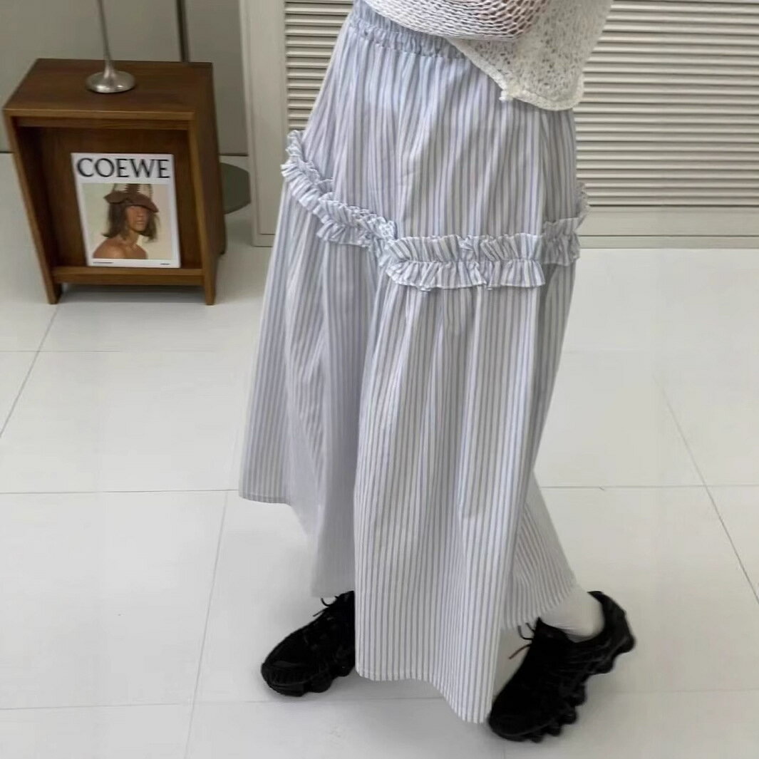 このフリルロングスカートは、韓国ファッションのトレンドを取り入れたアイテムです。軽やかなライトブルーの色合いが、春夏のコーディネートにぴったり。フリルデザインが女性らしさを引き立て、カジュアルにもエレガントにも着こなせます。どんなトップスと...