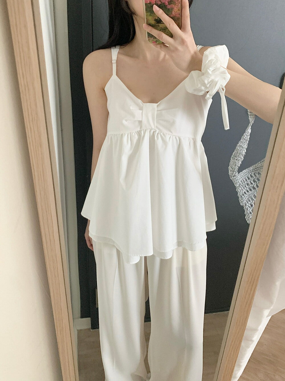 このキャミソールは、リボンデザインが特徴のレディースアイテムです。韓国ファッションを取り入れたスタイルで、カジュアルにもフォーマルにも合わせやすい一着です。ホワイトとライトブルーの2色展開で、どちらも爽やかな印象を与えます。夏のコーディネー...