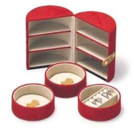 ※カラーはレッドとなります。 Velvet Jewel Case シリーズ ベルベットジュエルケース（レッド） ・商品サイズ：H137×W111×D114mm ・素材：ポリエステルベルベット、レザー製 管理ID「#2*ty240331r」