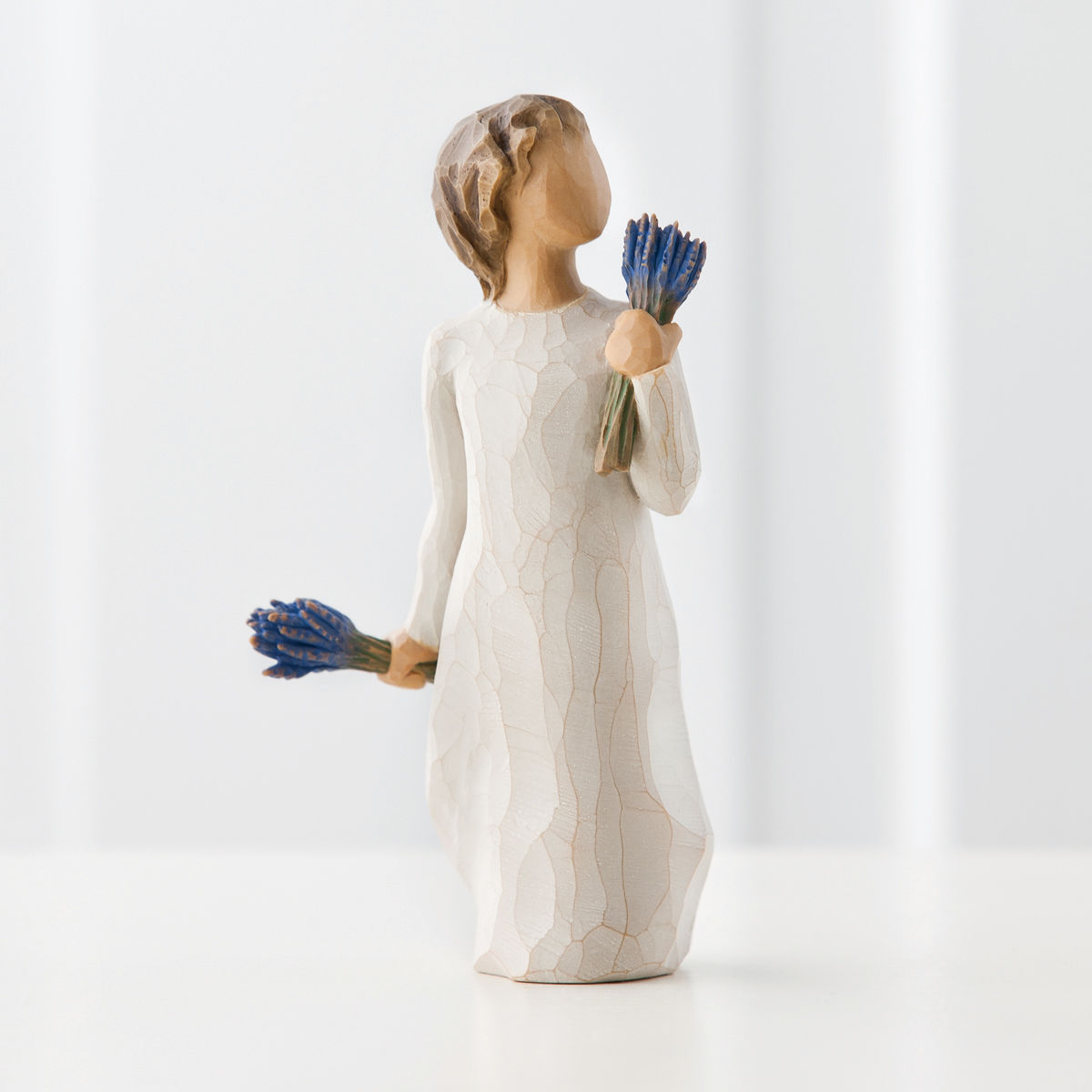 サイズ：W8×H14×D5.8cm 素　材：レジン 製造国：中国 Willow Treeは、デザイナーSusan Lordiによる様々な願いと愛が込められた天使たちと、 身近な人との大切な時間を切り抜いたような優しい人形ブランドです。 ウィ...