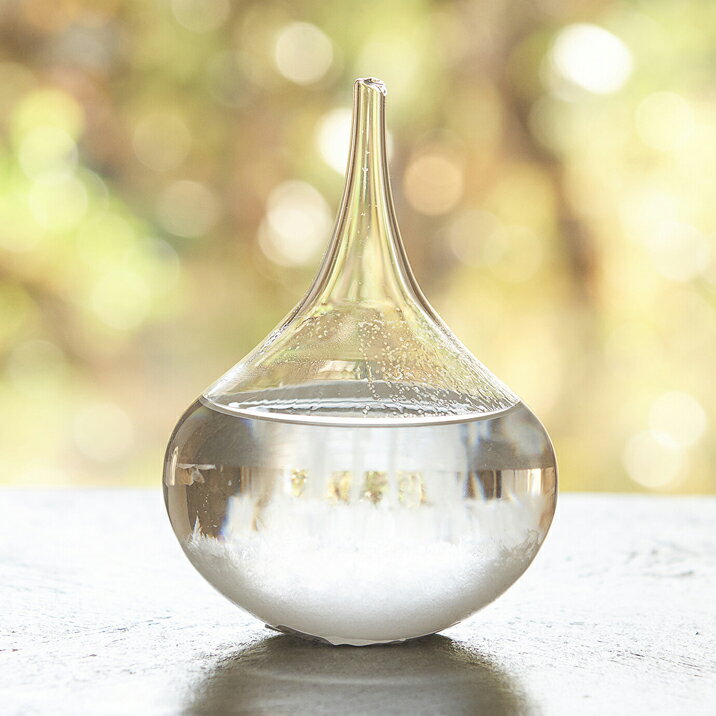 ストームグラス　しずく 【Fun Science】 しずく型のストームグラス。 寒い季節には液体内に結晶が沢山現れ、お部屋が暖められれば透明に。 可愛いデザインの自然派オブジェです。 ストームグラスなので、天気によってガラス内の結晶が美しく...