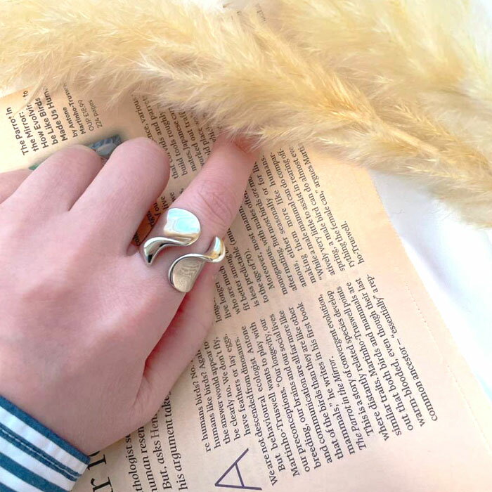 商品名 ニュアンス ウェーブ リング 商品詳細 ボリュームのあるフォルムが存在感抜群のリング。 ニュアンスウェーブがこなれた雰囲気に。 メタルデザインで多様なルックにはまり、服装を選ばない優秀アイテムです◎ お手持ちのリングともコーディネー...