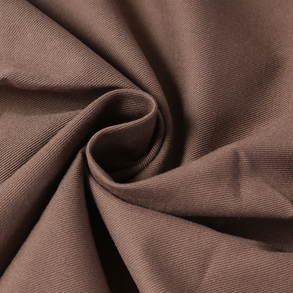◆商品説明◆ カラー：茶色 巾：100cm 商品説明：厚さ：やや薄手・コットンビエラは（綾織）は控えめな光沢があり、やや甘い織りでふくらみ感があり、サラッとしてソフト風合いの素材です。シャツ、ブラウス、ワンピース、などやポーチやバッグなどに...