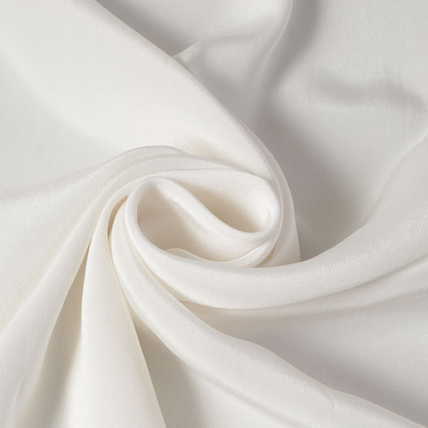 ◆商品説明◆ カラー：ピンクベージュ 巾：110cm 商品説明：厚さ：やや薄手・ポリエステルデシン（平織）は繊細なシボ感がありシルクの様な光沢と滑らかなソフト風合いです。ブラウス、シャツ、ワンピース、スカートなどやポーチやバッグなどにも。お...