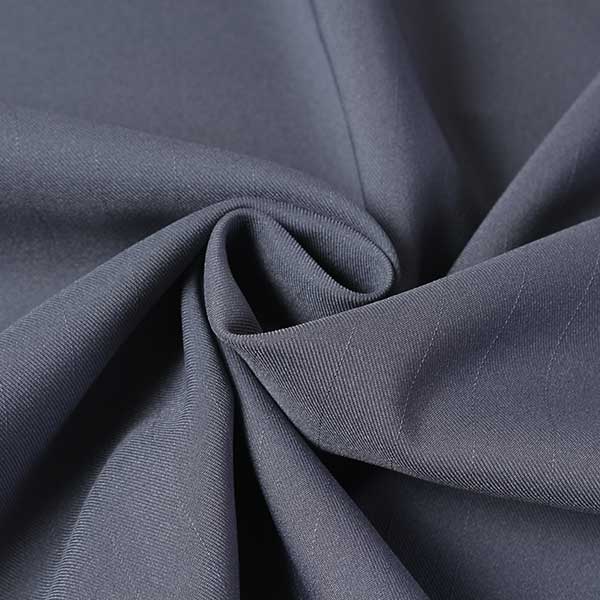 ◆商品説明◆ カラー：紺 巾：150cm 商品説明：厚さ：普通・ポリエステルツイル（綾織）はバルキー糸使用でやや伸縮性があり、帯電防止糸使用で静電気が起きにくい素材です。スカート、パンツ、ブルゾンなどやお手入れも簡単でしわになりにくい素材で...