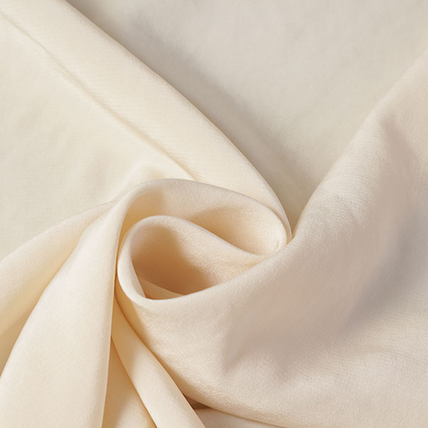 ◆商品説明◆ カラー：ベージュ 巾：140cm 商品説明：厚さ：やや薄手・ポリエステルデシン（平織）は繊細なシボ感がありシルクの様な光沢と滑らかなソフト風合いの素材です。ブラウス、シャツに最適ですが、ワンピースやスカートなどやポーチやバッグ...