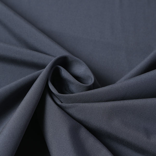 ◆商品説明◆ カラー：藍色 巾：145cm 商品説明：厚さ：やや薄手・リヨセルレーヨンポプリン（平織）は控えめな光沢があり、しなやかまソフトな風合いでサラッとした素材です。シャツ、ブラウス、ワンピース、スカートなどやポーチやバッグなどにも。...