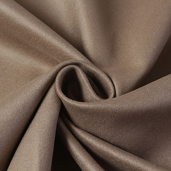 ◆商品説明◆ カラー：ブラウン 巾：150cm 商品説明：厚さ：普通・ポリエステルマイクロは桃肌のような繊細な微起毛のスエードです。滑らかな手触りで、ソフトな風合いで、綺麗な落ち感があります。シャツ、ワンピース、スカート、パンツ、ブルゾン、...
