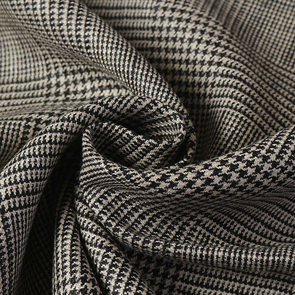 ◆商品説明◆ カラー：黒格子 巾：153cm 商品説明：厚さ：普通・コットンシルクの先染めモノトーングレンチェックは控えめな光沢があり、しなやかな手触りで、綺麗な落ち感のあるソフトな風合いの素材です。スカート、パンツ、ワンピース、ブルゾン、...