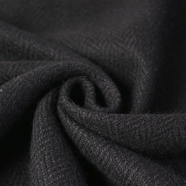 ◆商品説明◆ カラー：黒 巾：150cm 商品説明：厚さ：普通・ウールナイロン紡毛（毛羽のある太いウール糸）のドビーヘリンボンはやや甘い織でタンブラー加工で地を詰めて、ふくらみ感とリラックス感を出したソフトな風合いの素材です。スカート、パン...