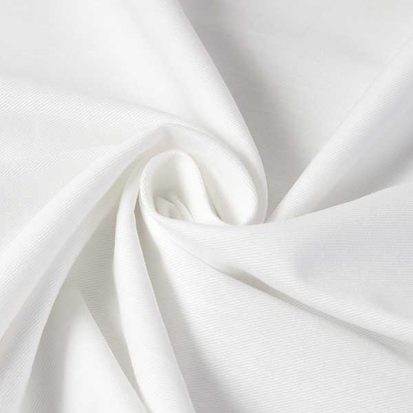 ◆商品説明◆ カラー：白 巾：100cm 商品説明：厚さ：やや薄手・コットンドビーモールスキンは控えめな光沢があり、サラッとして綺麗な落ち感のある素材です。シャツ、ワンピース、スカート、パンツ、羽織ジャケットやポーチやバッグなどにも。 混用...