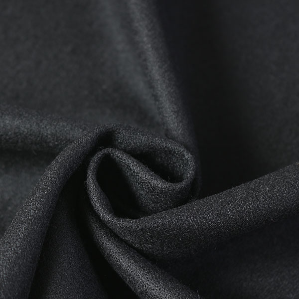 ◆商品説明◆ カラー：黒 巾：135cm 商品説明：厚さ：やや薄手・梳毛（細くて綺麗なウール糸）のエターミンはゆっくりと丁寧に織られた平織生地で、しなやかで軽やかな肌触りです。薄手ではありますが裏ピーチ起毛で暖かさを感じられます。ブラウス、...