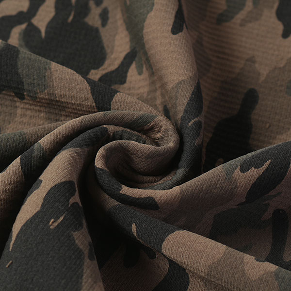 ◆商品説明◆ カラー：カーキ迷彩柄 巾：160cm 商品説明：厚さ：普通・ポリエステル針抜きリブニットはふくらみ感があり、ソフトな風合いの素材で、カムフラージュプリントが施されています。プルオーバー、シャツ、ブルゾン、パーカー、ジャケットな...