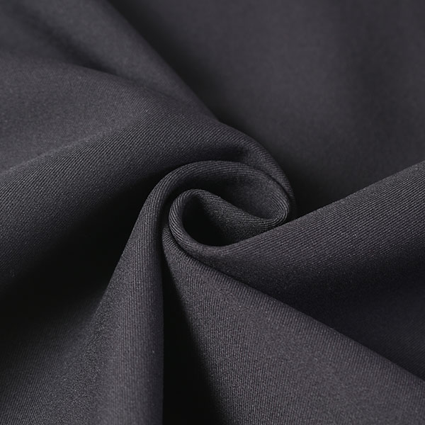 ◆商品説明◆ カラー：黒 巾：140cm 商品説明：厚さ：普通・ポリエステルツイル（綾織）とポリエステルニットを特殊ボンディングで張り合わせた少し反発感があり、膨らみ感があるソフトな風合いの素材です。ブルゾン、パーカー、ジャケットなどに。 ...