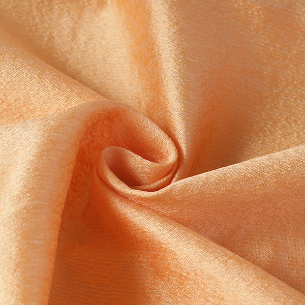 ◆商品説明◆ カラー：オレンジ 巾：115cm 商品説明：厚さ：やや薄手・スパークナイロンとポリエステルの甘撚りの糸のドビーで控えめな光沢があり、ウエーブの様な表面感があり、繊細なハリ感がありサラッとしてソフトな風合いの素材です。シャツ、ボ...
