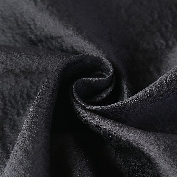 ◆商品説明◆ カラー：黒 巾：115cm 商品説明：厚さ：やや薄手・スパークナイロンとポリエステルの甘撚りの糸のドビーで控えめな光沢があり、ウエーブの様な表面感があり、繊細なハリ感がありサラッとしてソフトな風合いの素材です。シャツ、ボレロ、...