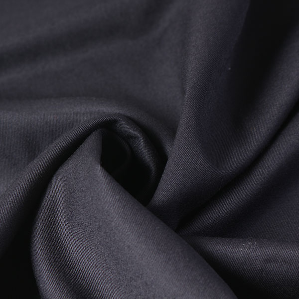 ◆商品説明◆ カラー：黒 巾：155cm 商品説明：厚さ：普通・ポリエステルツイル（綾織）はコンパクト（目が詰まった）に織られ控えめな光沢があり、ハリコシがあり、しっかりした素材です。パンツ、スカート、ブルゾンなどやお手入れも簡単でしわにな...