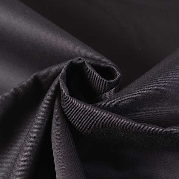 ◆商品説明◆ カラー：墨黒 巾：150cm 商品説明：厚さ：普通・コットンツイル（綾織）は高密度で織られ、ハリコシのあるしっかりした素材です。　パンツ、ブルゾン、パーカー、ジャケット、などや制服や作業着、バッグなどにも。 混用率：コットン1...