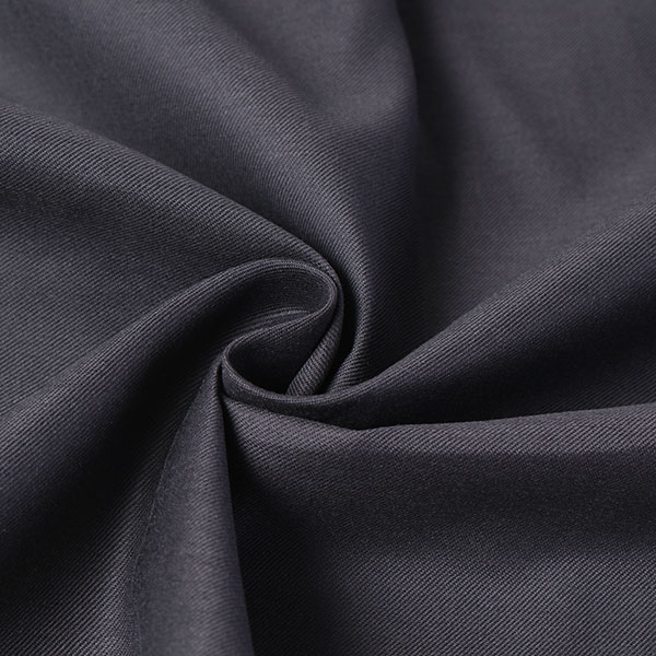 ◆商品説明◆ カラー：チャコールグレー 巾：100cm 商品説明：厚さ：やや薄手・コットンビエラ（綾織）は控えめな光沢があり、やや甘い織りでふくらみ感があり、サラッとしてソフト風合いの素材です。シャツ、ブラウス、ワンピース、などやポーチやバ...