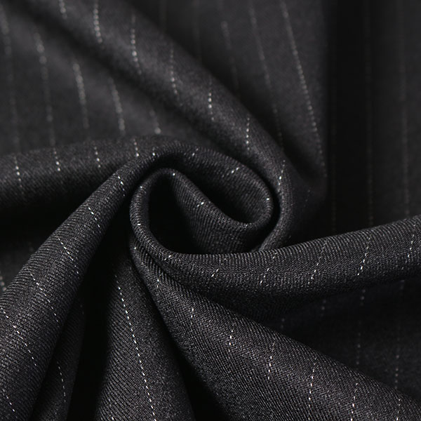 ◆商品説明◆ カラー：黒ストライプ 巾：150cm 商品説明：厚さ：普通・ポリエステルドビーカルゼは丈夫ながらもコットンのようなナチュラルタッチで繊細な凹凸のテクスチャー感があり、シャープなストライプ柄の素材です。ふくらみ感がありソフトな風...