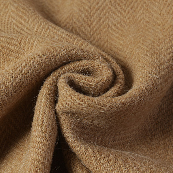 ◆商品説明◆ カラー：ベージュ 巾：148cm 商品説明：厚さ：普通・カラーミックス感のあるトップ杢紡毛（毛羽のある太いウール糸）の膨らみ感があり、ソフトな風合いのドビーヘリンボンは繊細な微起毛でウオーム感のある素材です。スカート、ワンピー...