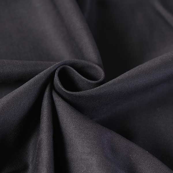 ◆商品説明◆ カラー：黒 巾：100cm 商品説明：厚さ：やや薄手・コットンビエラ（綾織）は控えめな光沢があり、やや甘い織りでふくらみ感があり、サラッとしてソフト風合いの素材です。シャツ、ブラウス、ワンピース、などやポーチやバッグなどにも。...